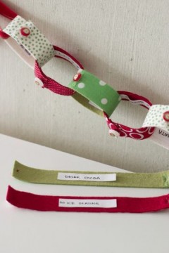 DIY Christmas Countdown Fabric Chain - 24/7 Moms