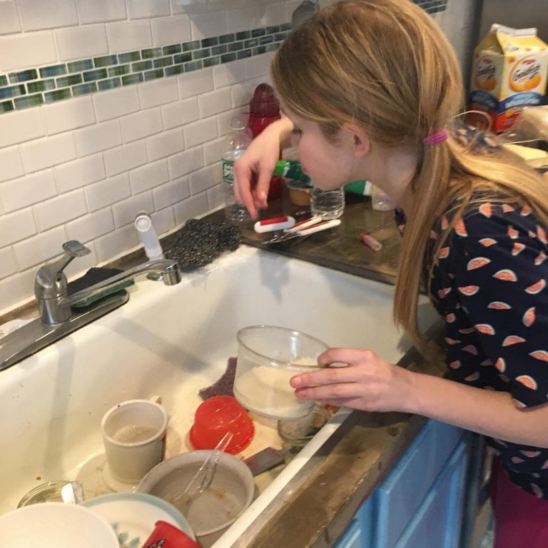 child sink eat eating - 24/7 Moms